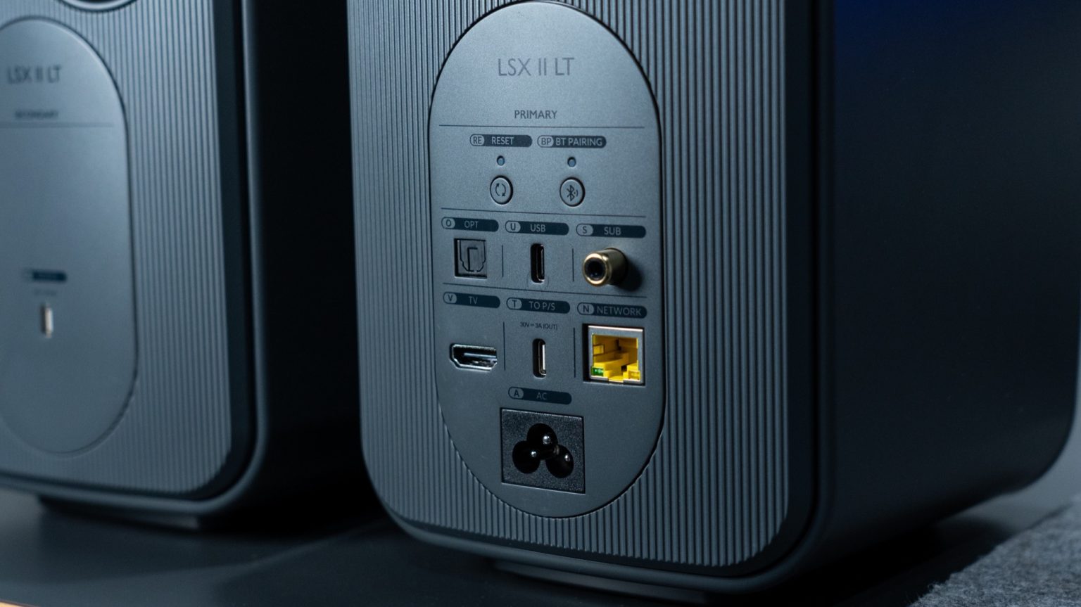 KEF LSX Ⅱ LTレビュー！唯一無二のデザインとアンプ内蔵アクティブスピーカーはデスクに最適。 | techyou（テックユー）